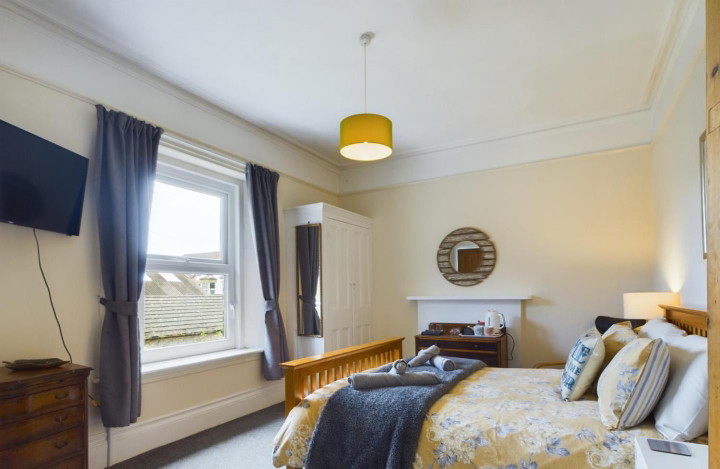 Peaceful Garden View Double With Ensuite In House Opposite Beach, With Access To Private Garden And Bike Store - Birchington-on-Sea