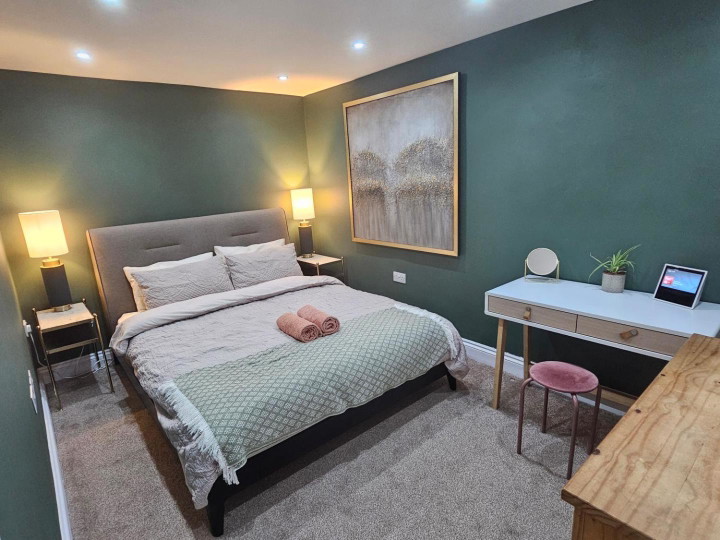 Stayzen Apartments - Private Garden & Free Parking Ground Floor Central Woking - Business & Leisure - Shere
