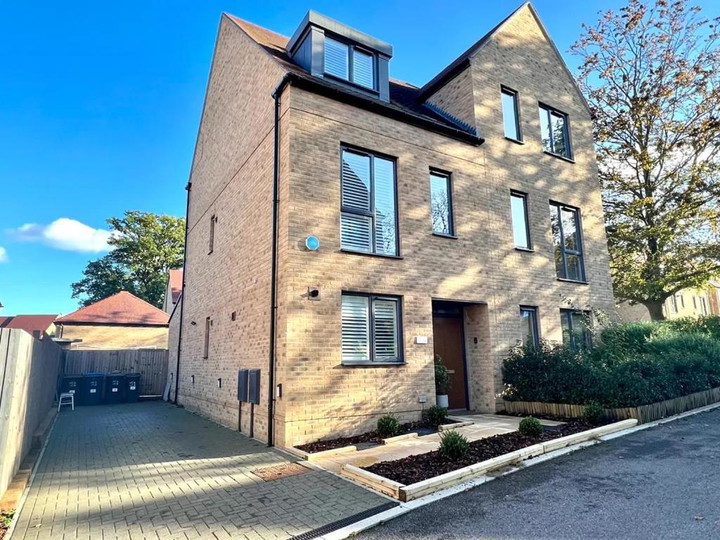 London 4-bed In Coulsdon, 20 Mins Gatwick, Parking - Kingston upon Thames