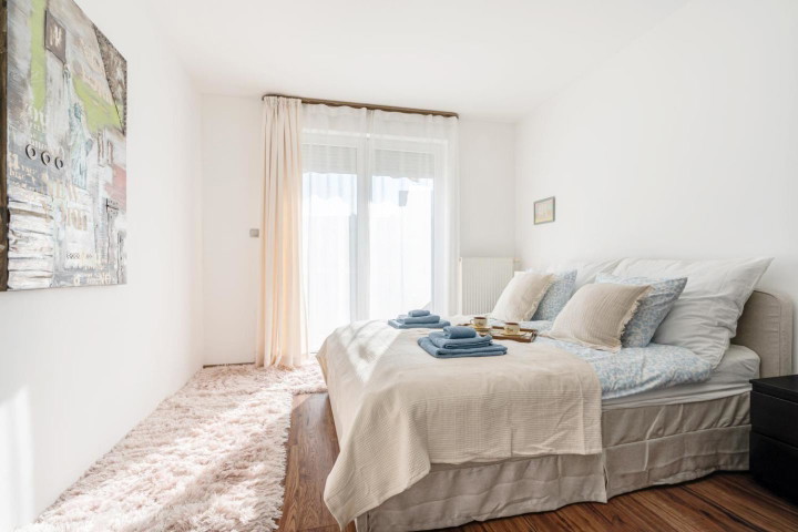 Molly's Apartment - 2 Bdrms, Terrace, Parking - Budapest