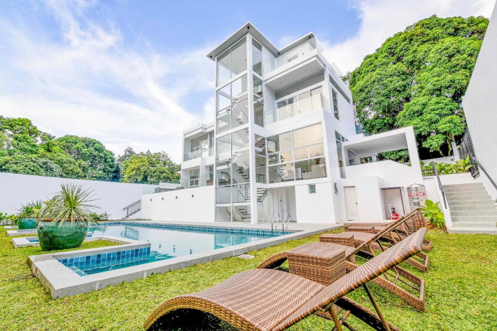 Luxurious Cliff House Tagaytay - Tagaytay