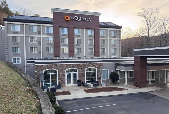 La Quinta Inn & Suites By Wyndham Downtown Asheville - Weaverville, NC