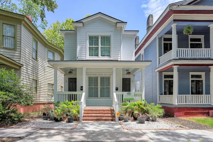 Fun & Renovated Artsy Downtown Apt Dog Friendly With Fully Fenced Backyard And Private Parking - Savannah, GA