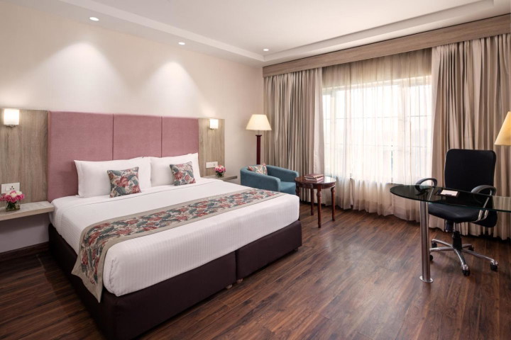 Nidhivan Sarovar Portico Vrindavan - Vrindavan