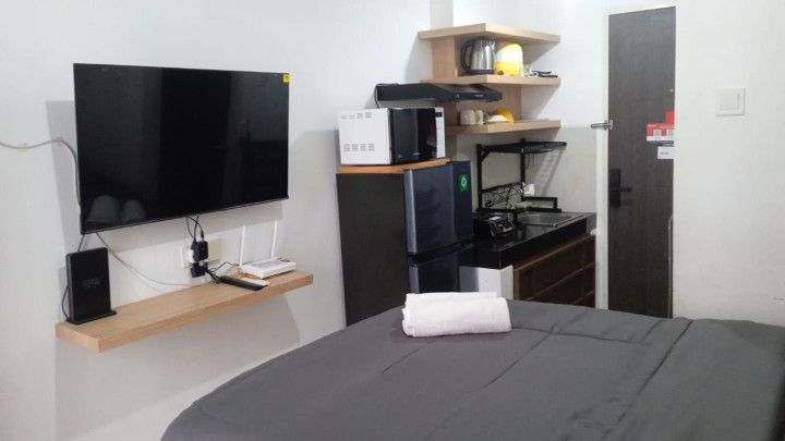 Free Wifi, Netflix, Smart Tv, Mineral Water, Amenities - Studio With Foldable Wall Bed At Serpong Garden Apt - Jakarta