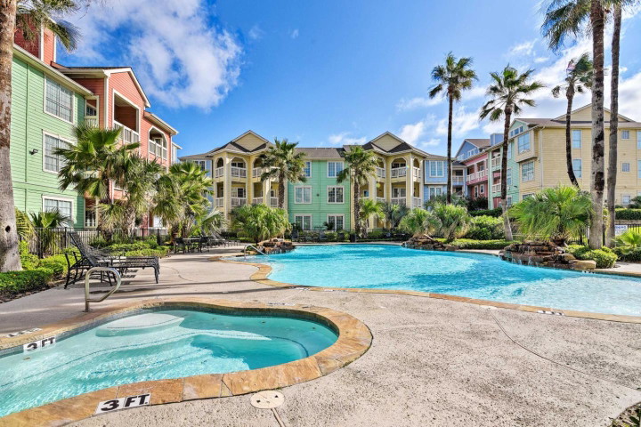 Steps To Beach & Seawall! Galveston Condo W/ Pool - Moody Gardens, Galveston