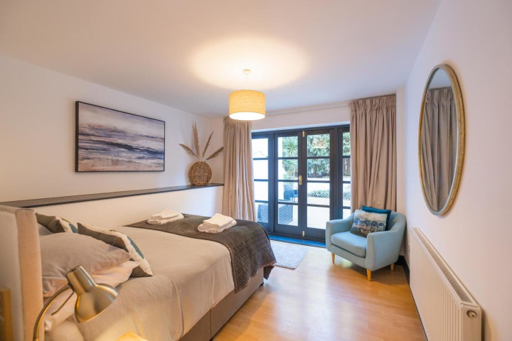 Modern Apt Near Gardens With Large Decking Area - Vivre Retreats - Poole
