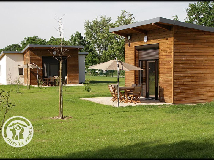 Cabane Insolite Au Bord D'un éTang, Animaux Acceptés, Terrasse Privative - Fr-1-496-77 - Saint-Galmier