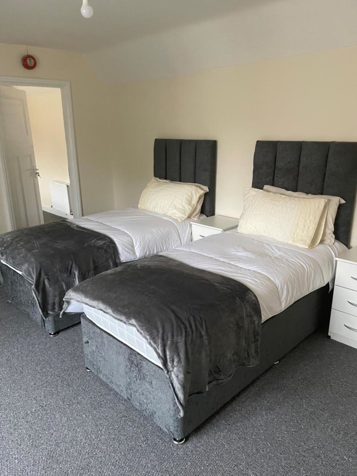 Large 4 Bedroom Sleeps 8, Spacious Apartment For Contractors And Holidays Near Bedford Centre - 1 Free Parking Space & Free Wifi - Bedford