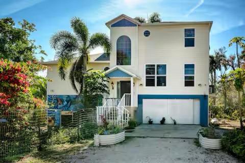 Magic Jungle Farm - Working Exotic Fruit Farm Stay With Butterfly Gardens, Wooded Trails & Beaches - Bradenton, FL