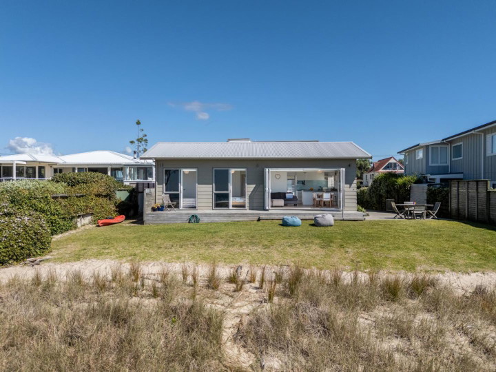 Beachfront Beauty - Whangamata Beachfront Home - Whangamatā