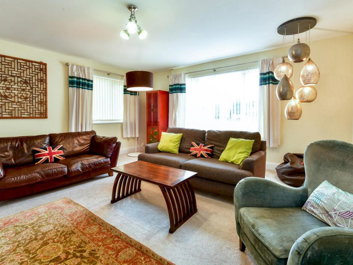 Spacious 4 Bedroom Home With Parking Garden - Pass The Keys - Barry