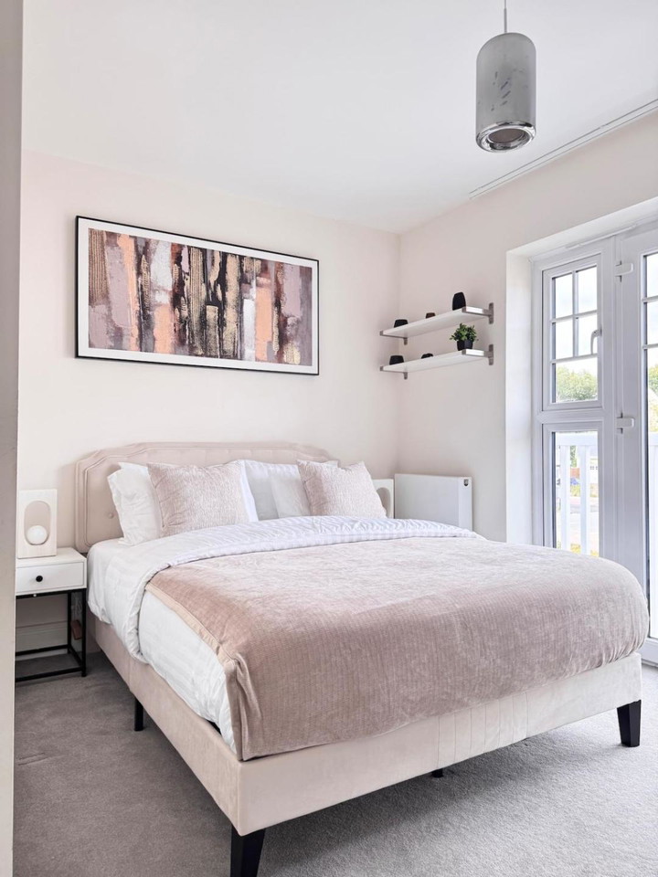 Spacious 4-bedroom House Ideal For Contractors, Families & Business Stays In Reading, Offers 3 Parkings - Reading