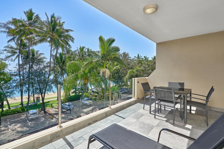Paringa 2 Bedroom Top Floor Beach Front Apartment - Queensland