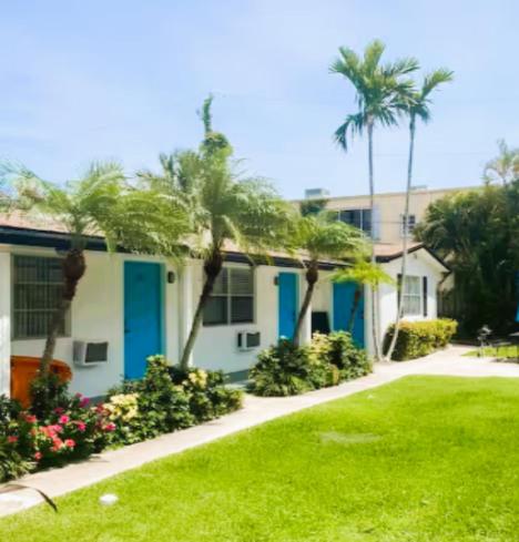 Spacious Villa #8 Water View 4-minute Walk Beach - Boca Raton, FL