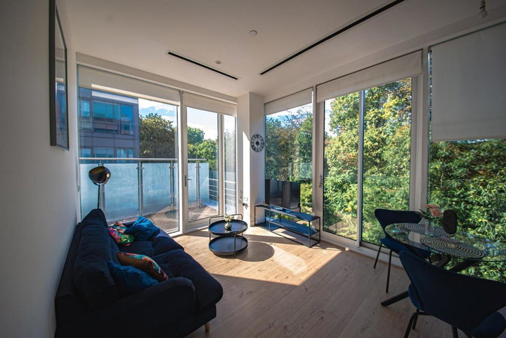 Stylish Flat In Brentford With Balcony, Gym & Co-working Space - Surbiton