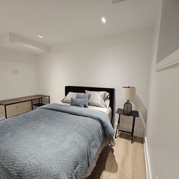 Spacious Bright 9ft Ceiling With Private Entrance - Milton