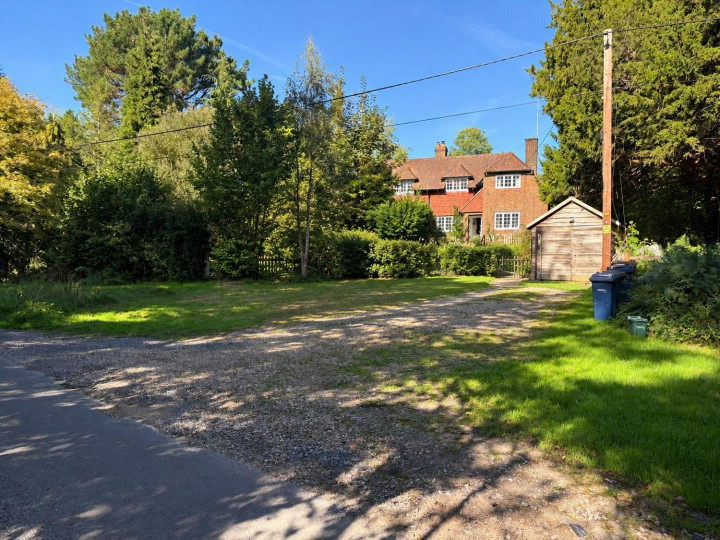 Two Bed Home With Garden & Parking In Bramley Surrey Hills - Shere