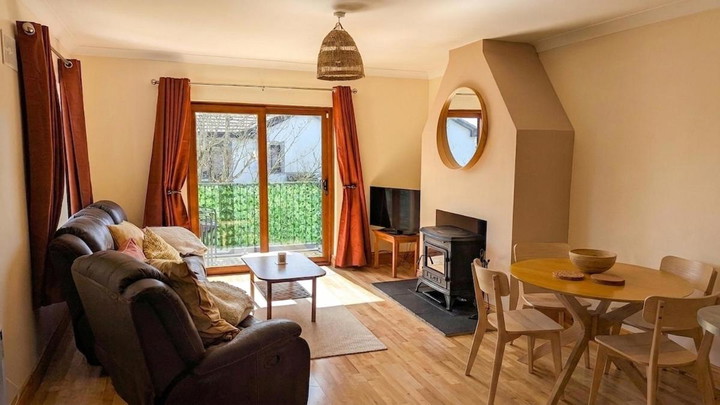 Peaceful 2-bedroom Tramore Home With Wood Burning Stove And Sunny Balcony, Short Walk To Beach, Pet Friendly - Waterford