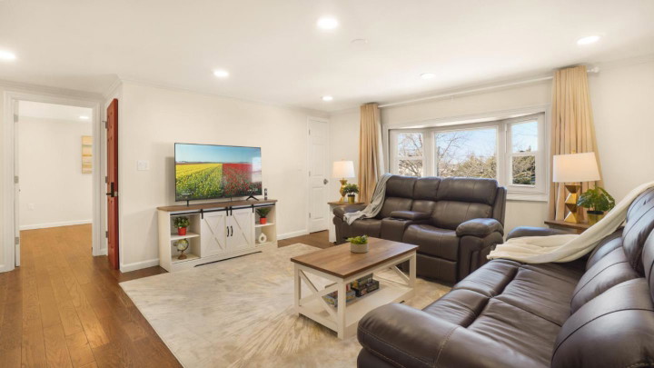 Upgraded Haven With Free Parking! Close To The Airport! - Oceanside, NY