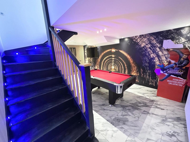 The Secret Agent Apartment - Brought To You By Coastline Retreats - Brand New - 2 Mins Walk To Beach - Childrens Play Den - Pool Table - Time Crisis Arcade Machine - Ringwood
