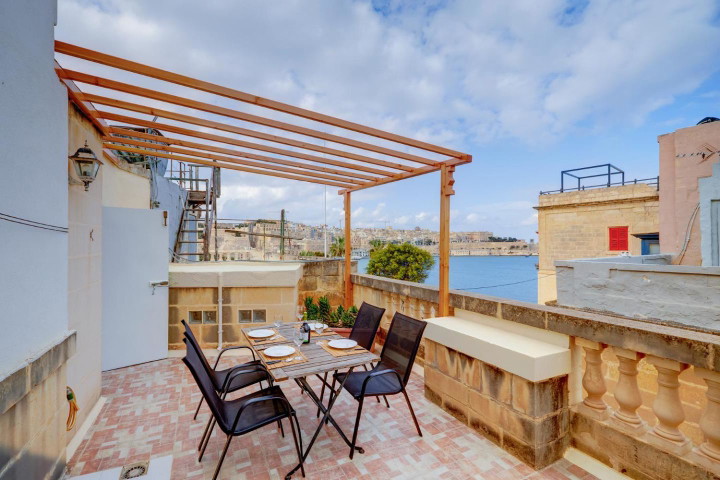 Traditional Maltese Townhouse With Roof Terrace - Valletta