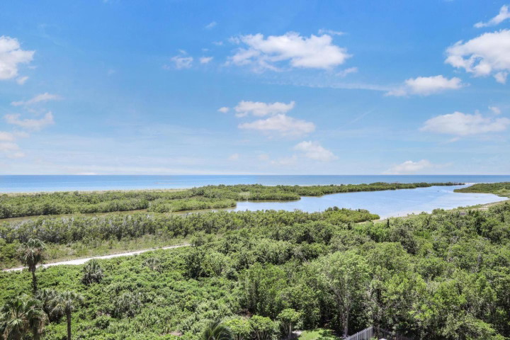 Alluring Beachfront Condo With Pool And View Of Lagoon - Marco Island, FL