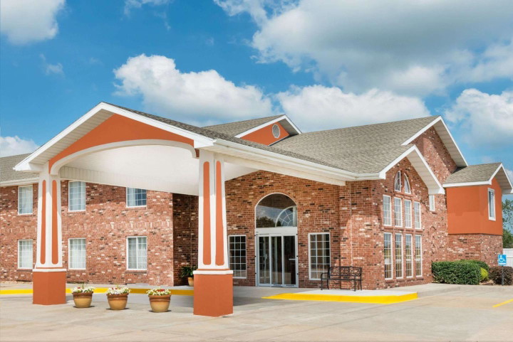Super 8 By Wyndham Bolivar - Bolivar, MO