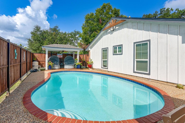 3 Mi To Hobby Airport! Retreat W/ Poolside Oasis - Pearland, TX