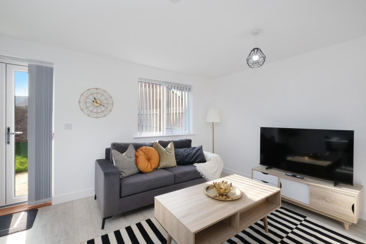 Luxaura 5 Bedroom 3 Bath Service House With Parking - Aylesbury