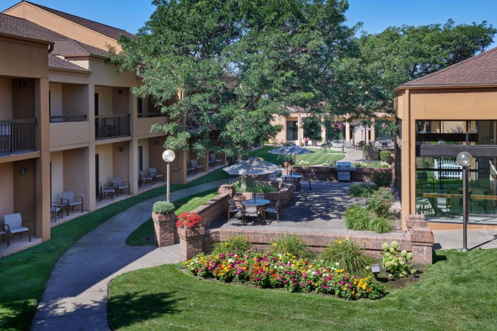 Courtyard Detroit Dearborn - Detroit, MI