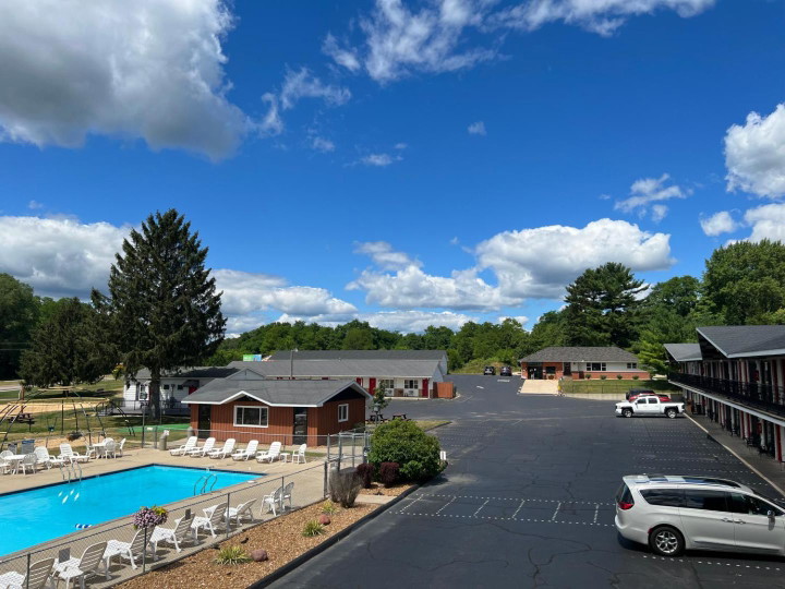 All Star Inn & Suites - Baraboo, WI