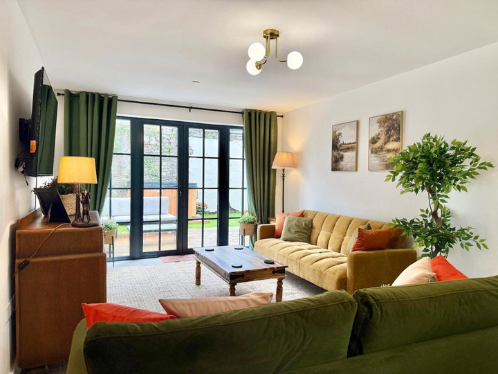 4 Bed Luxury Stay,hot Tub,sleeps 9,private Parking - Chepstow