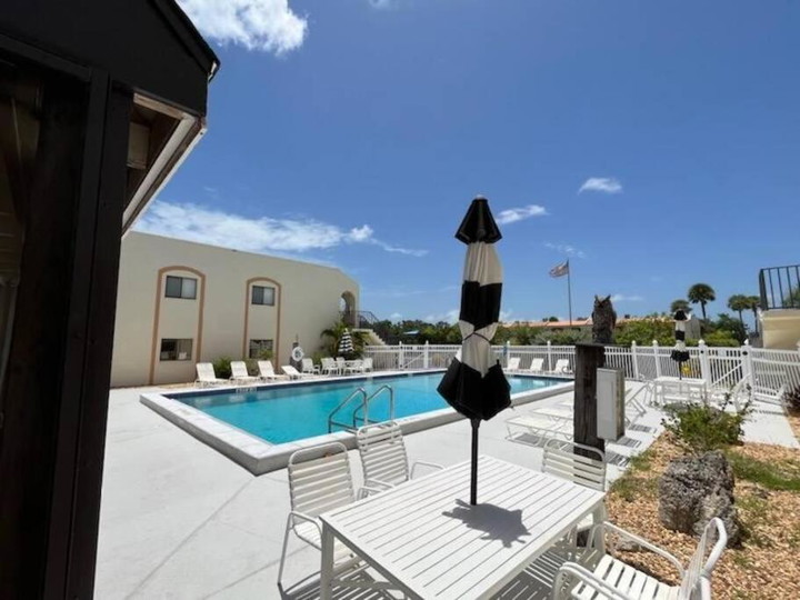 New Condo! Just 15 Min To Ft Myers And Sanibel Beach! Great Location!! - Sanibel, FL
