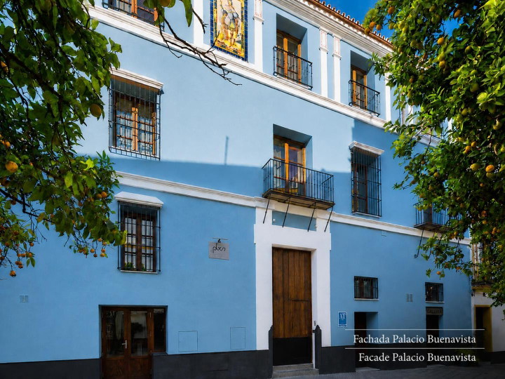Palacio Del Siglo Xvii Frente A Los Jardines De Murillo - Seville