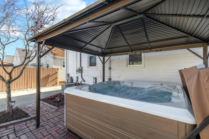 Parma Home W/ Hot Tub And Arcade Room! - Parma, OH