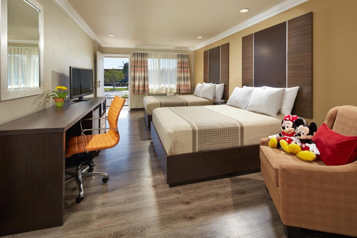 Eden Roc Inn & Suites Near The Maingate - Irvine, CA