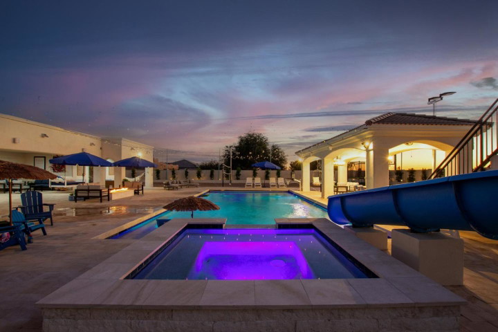 The Grand Oasis – Resort-style Retreat W Sauna Cold Plunge Mini Golf Volleyball - Buckeye, AZ