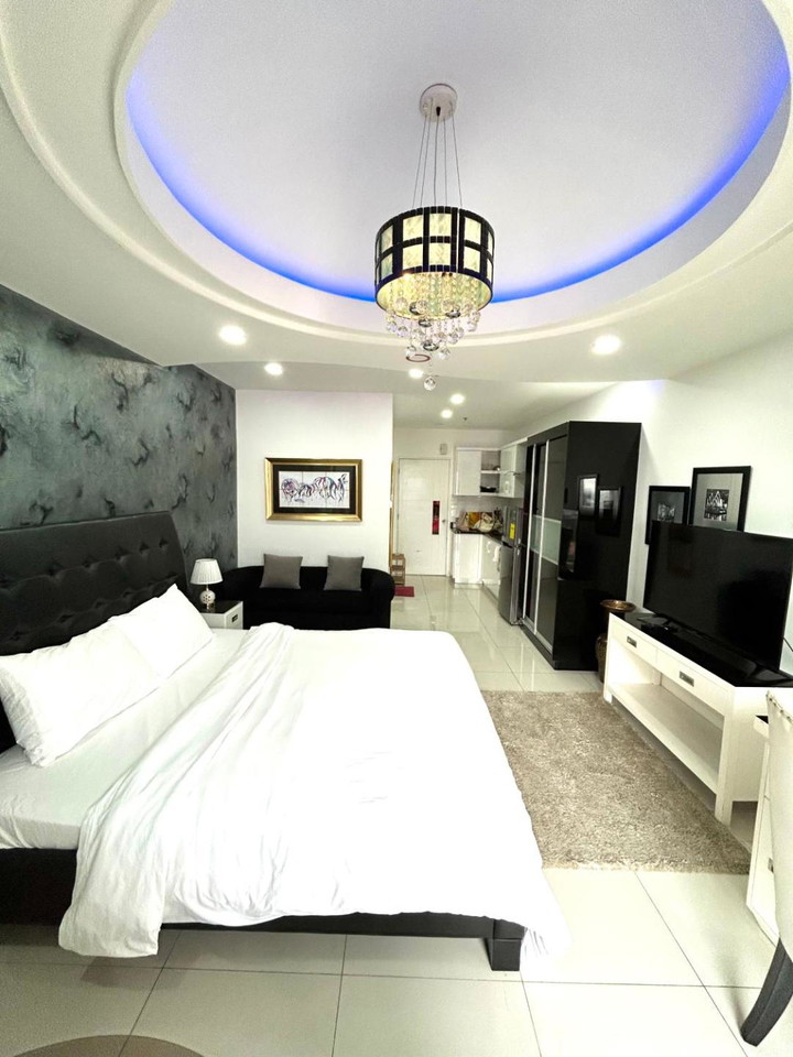 Deluxe Room With King Bed And Balcony At Kandi Palace - Angeles
