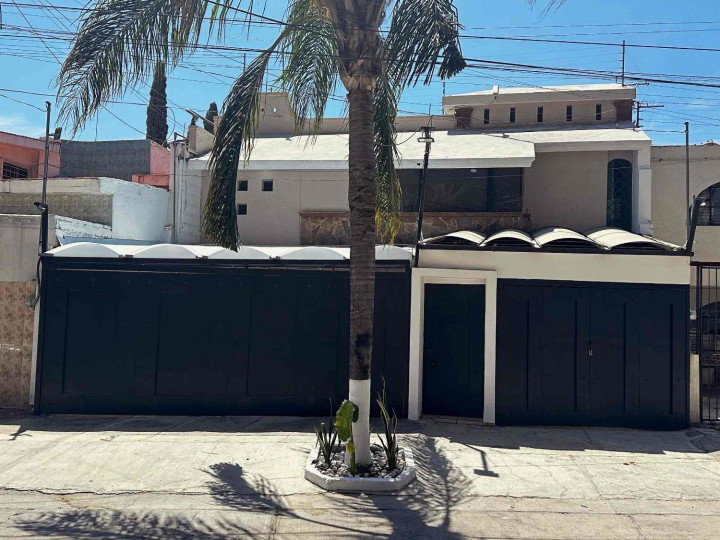 Casa Frente Al Estadio Jalisco En Gdl 8 Cuartos - Guadalajara