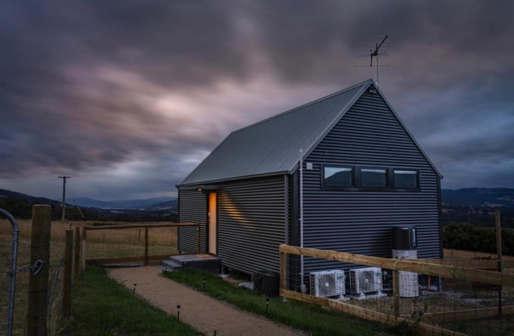 New Luxury Cabin With Scenic Views & Farm Charm - Hobart