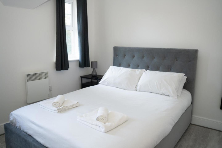 2br Apartment Near Gatwick Balcony Sleeps 5 - London Gatwick Airport (LGW)