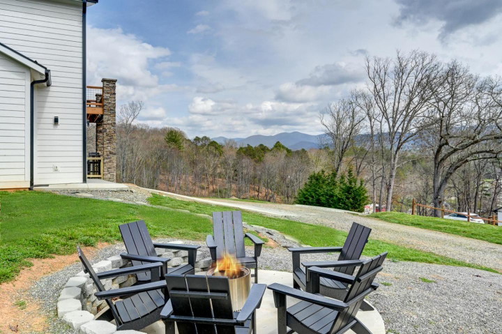 Mon Trèsor, Modern Mountain Views With Deck - Weaverville, NC