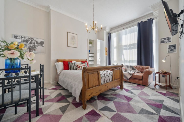 Modern Studio Apartment - Hayes