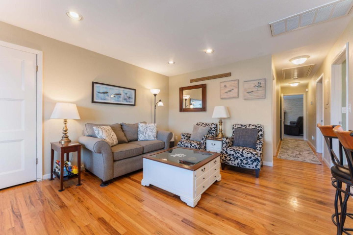 Pet-friendly - Walk To The Beach Explore Downtown Newport And Unwind In This Cozy Coastal Getaway Just Steps From The Oregon Coast - Newport, OR