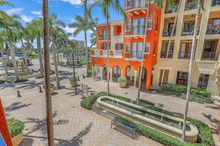 Lavish Condo With Courtyard View, Gym, Pool And Spa - Marco Island, FL
