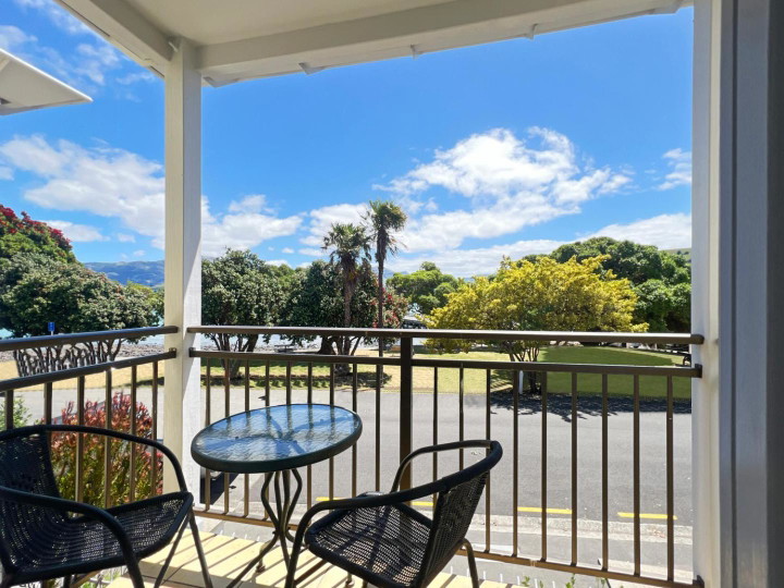 Waterfront 2-bedroom Harbour View Apartment - Akaroa