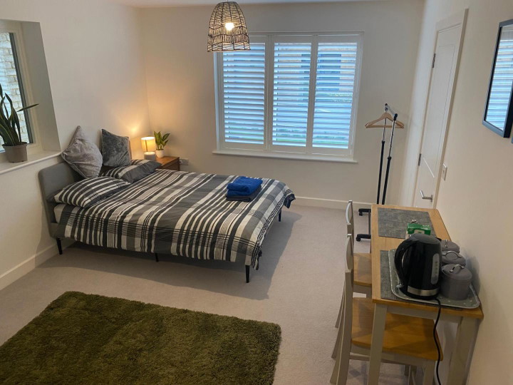 Very Large Double Room With Corner Sofa, Sky Tv, Netflix Etc, Fridge And Microwave - Seaford