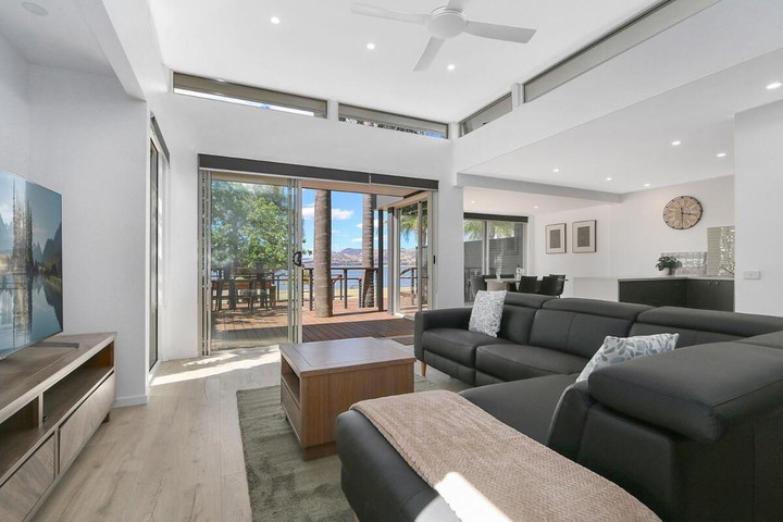 Ebden Lake House- Laid-back Luxury With Lake Views - Albury