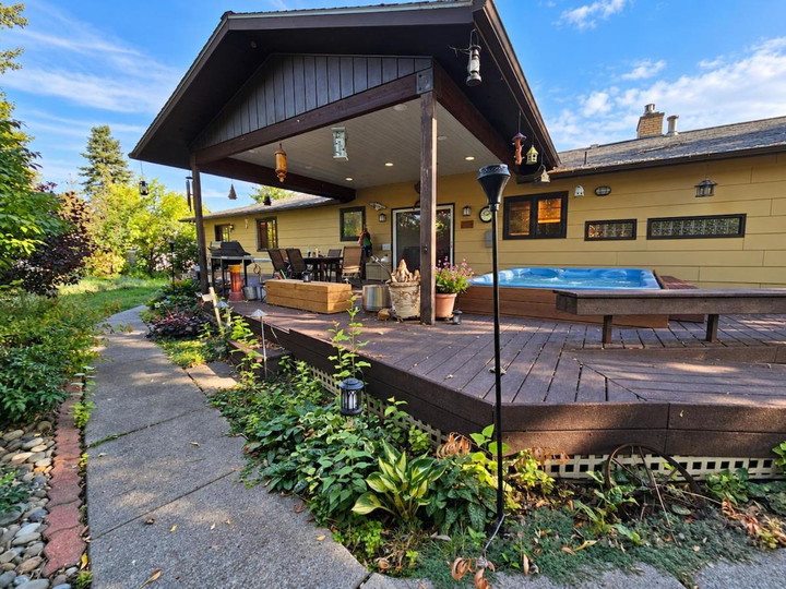 Willow Bridge Retreat- Hot Tub, Private Bridge - Pullman, WA